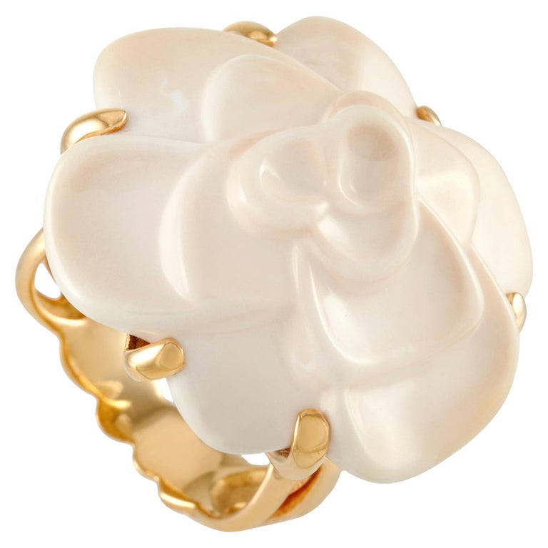 Chanel Camélia 18 Karat Yellow Gold and Ceramic Ring at 1stDibs