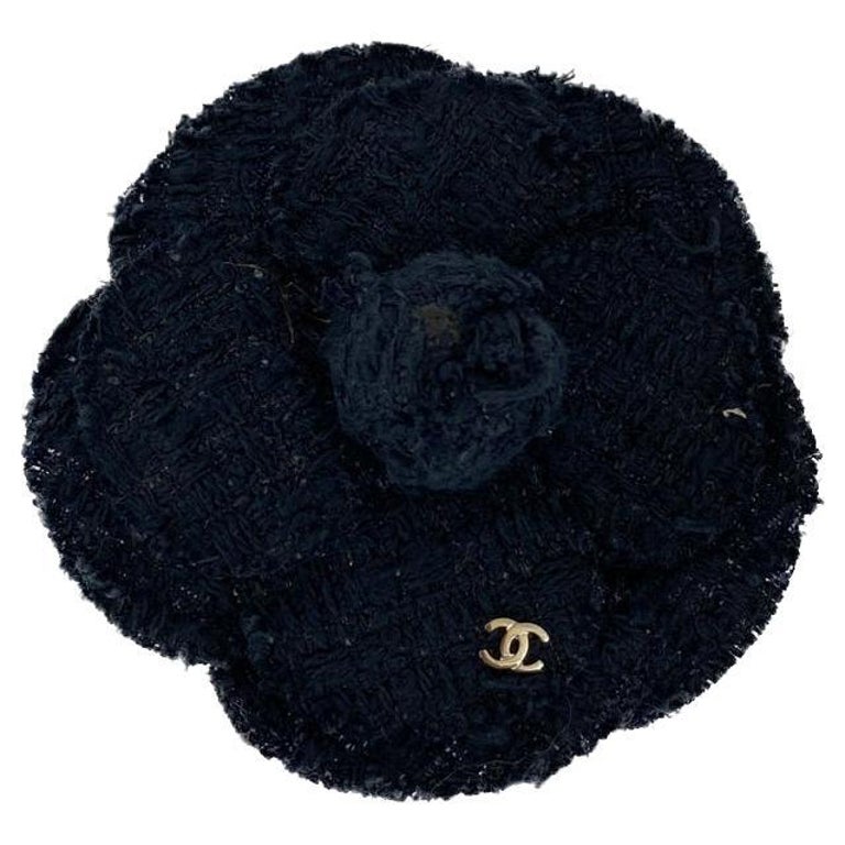 Chanel Tweed-Brosche mit Kamelie im Angebot bei 1stDibs