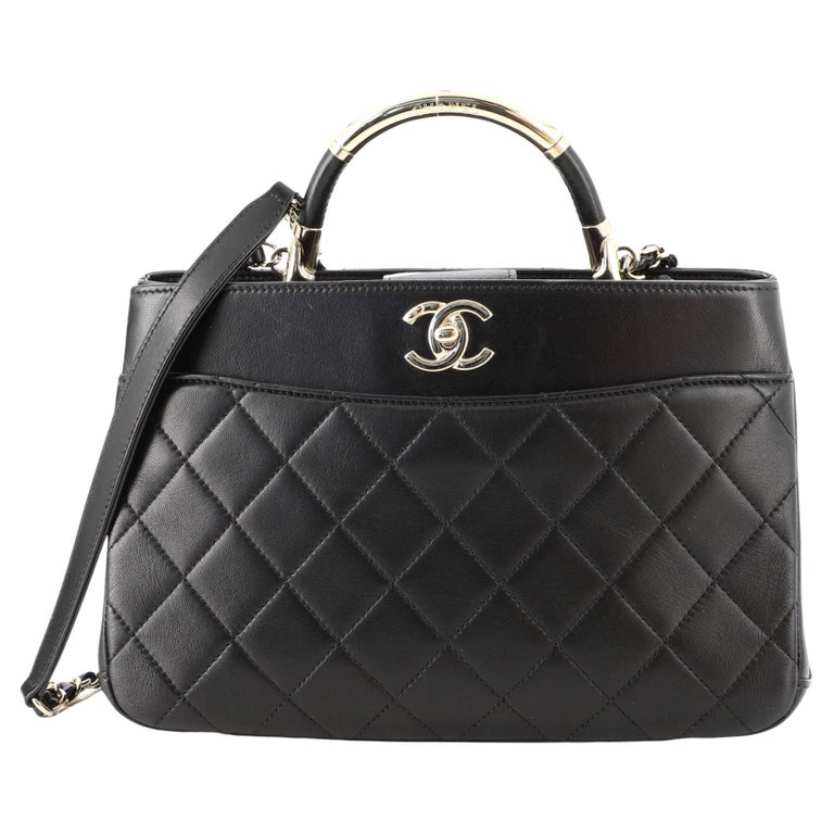Chanel Carry Chic Shopping Fourre-tout en cuir d'agneau matelassé petit ...