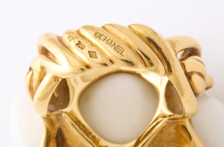 Chanel, bague fleur de camélia en or et agate blanche sculptée - En ...