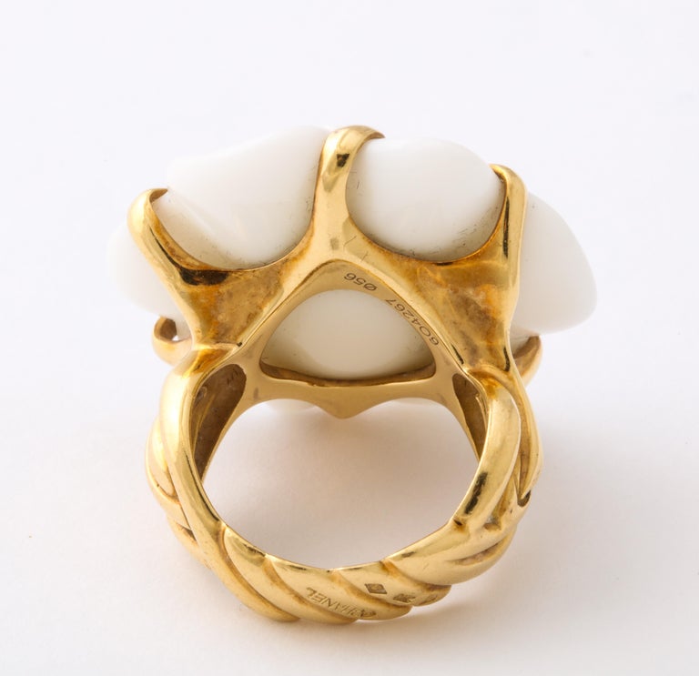 Chanel, bague fleur de camélia en or et agate blanche sculptée - En ...