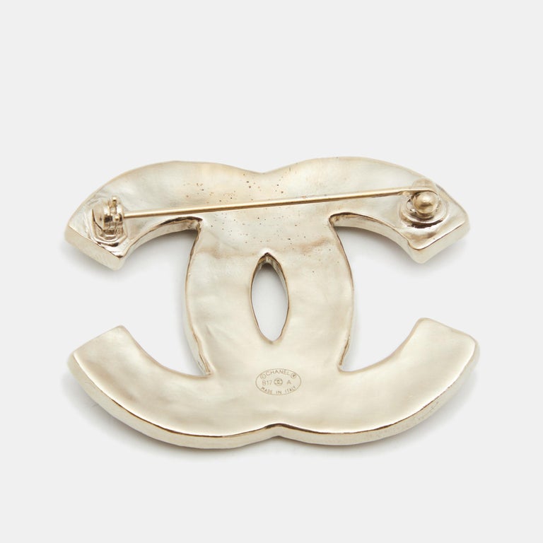Chanel CC Bicolor Enamel Gold Tone Brooch For Sale at 1stDibs