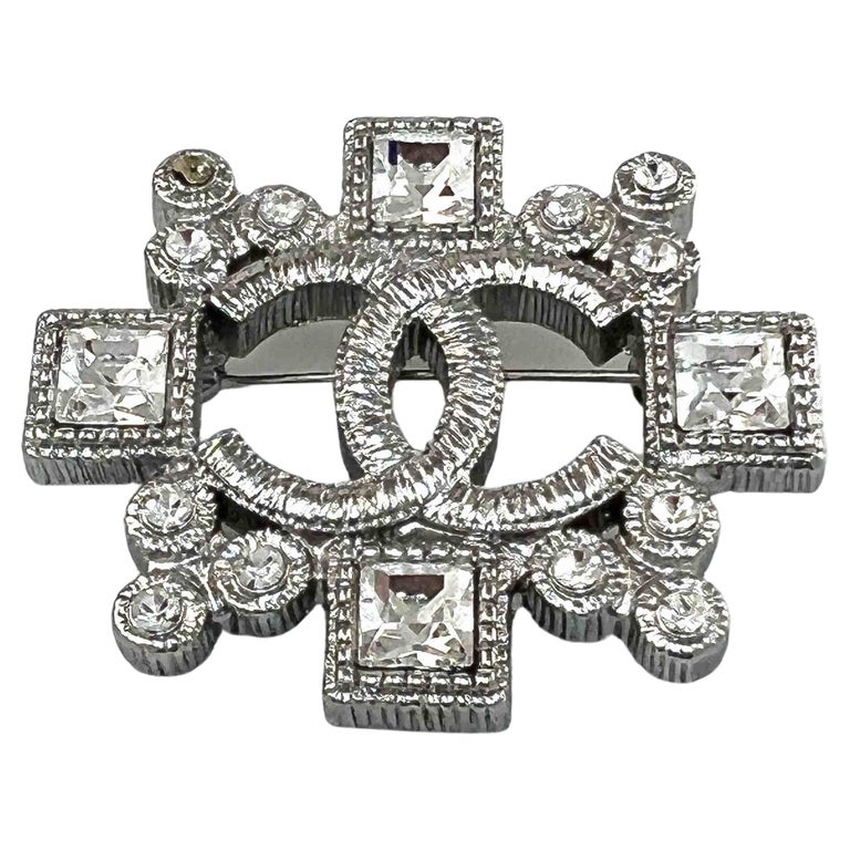 CHANEL CC Brooch in Silver Plate Metal and Crystal For Sale at 1stDibs