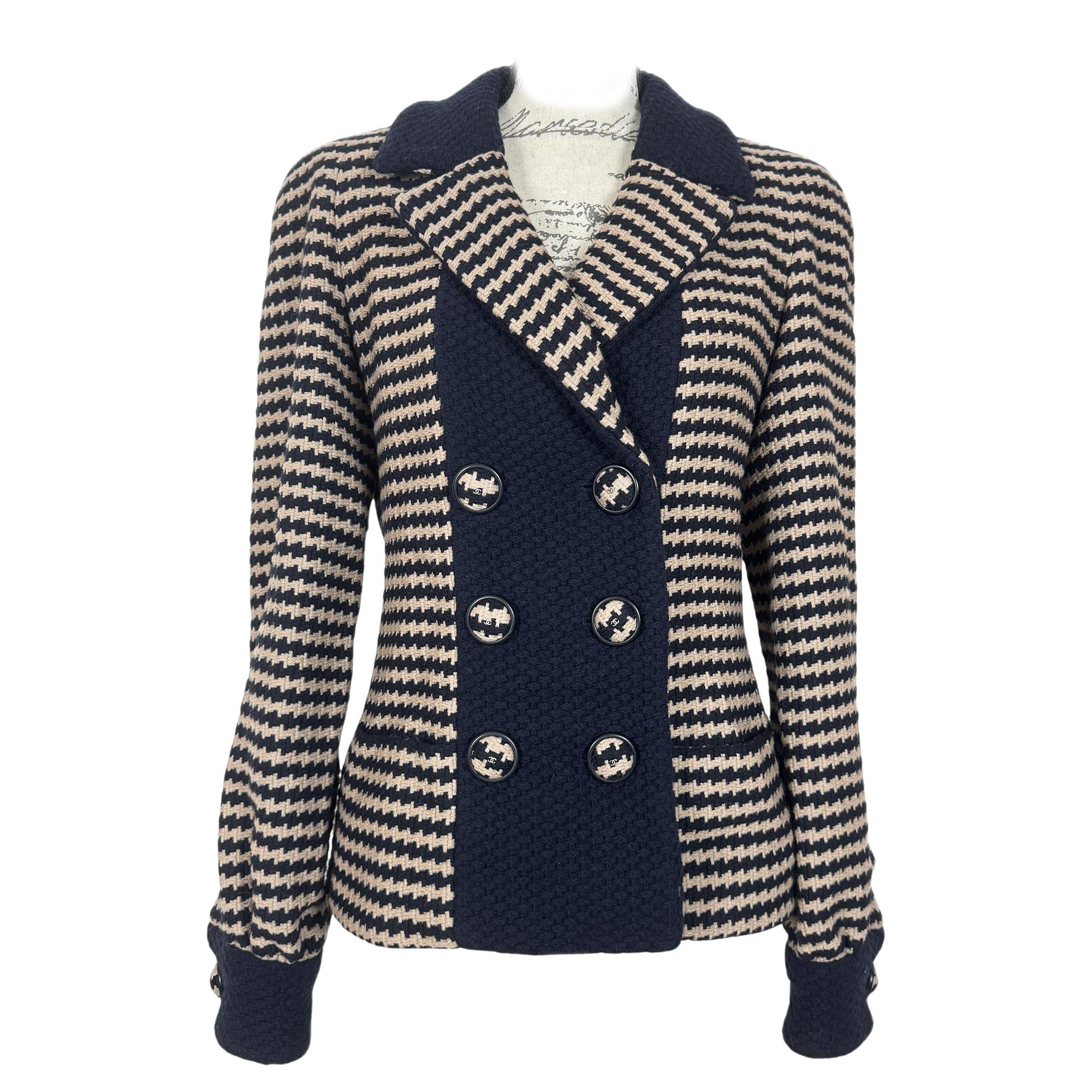 Chanel CC Buttons Beige Houndstooth Tweed Jacket For Sale at 1stDibs