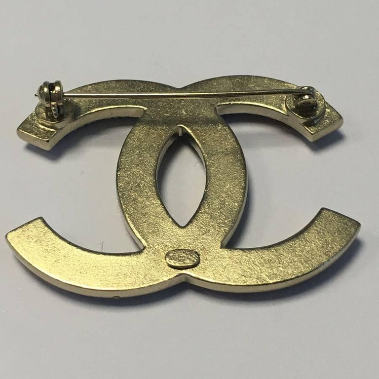 CHANEL CC 'Paris Edinburgh' Brooch in Gilt metal and Red and Black ...