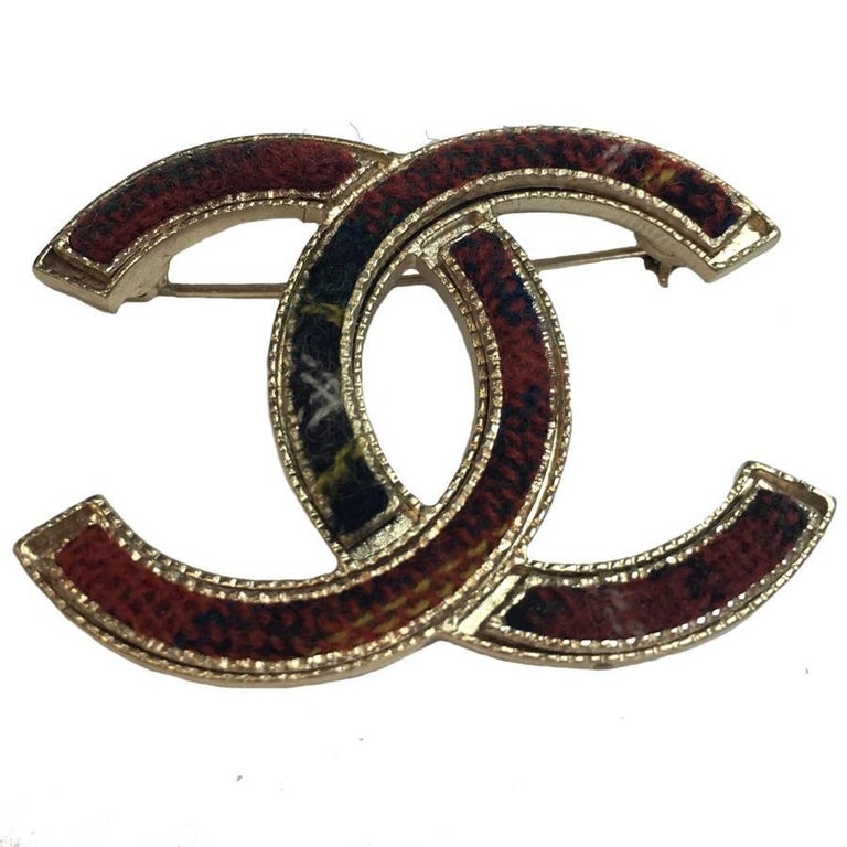 CHANEL CC 'Paris Edinburgh' Brooch in Gilt metal and Red and Black ...