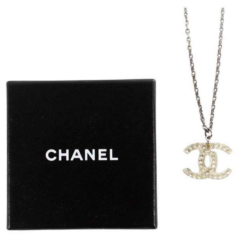CHANEL Collier CC PENDANT - En vente sur 1stDibs