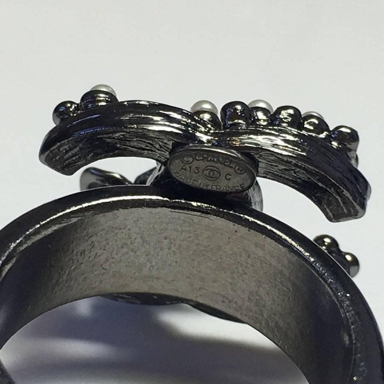 CHANEL CC Ring in Ruthenium, Pearls, Brilliants and Black Enamel Size ...