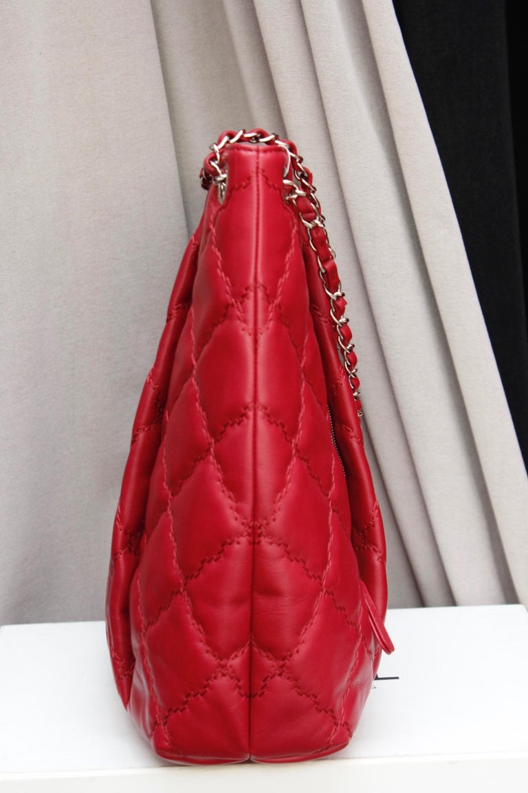 Chanel cherry red quilted leather tote bag, 2010’s For Sale at 1stDibs