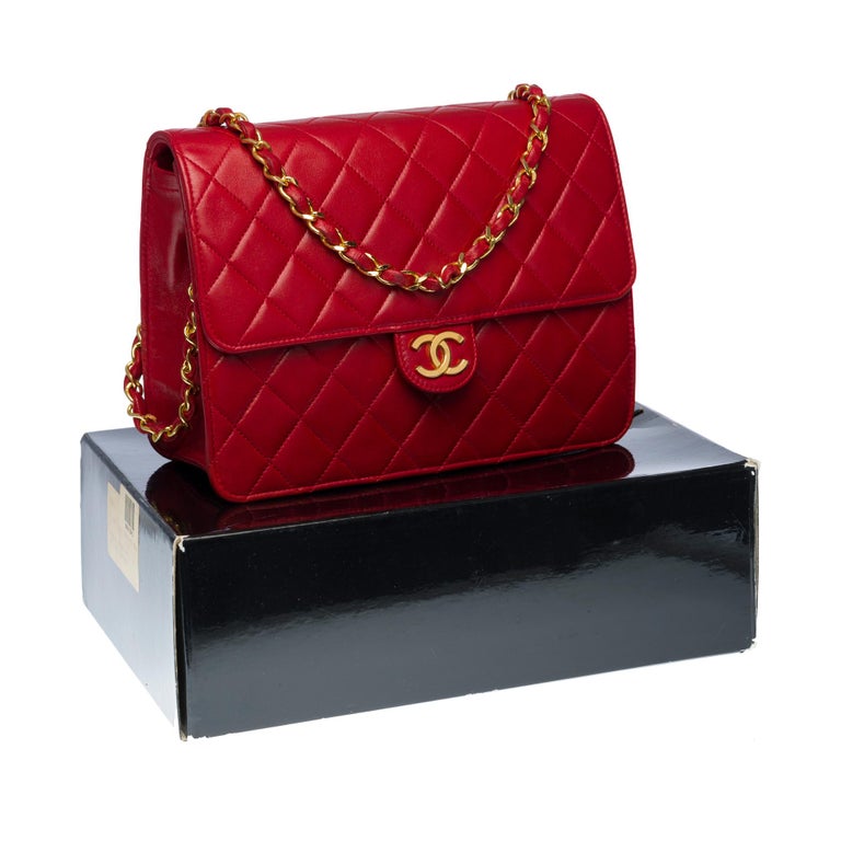Chanel Classic 22cm shoulder bag in Red quilted lambskin and gold ...