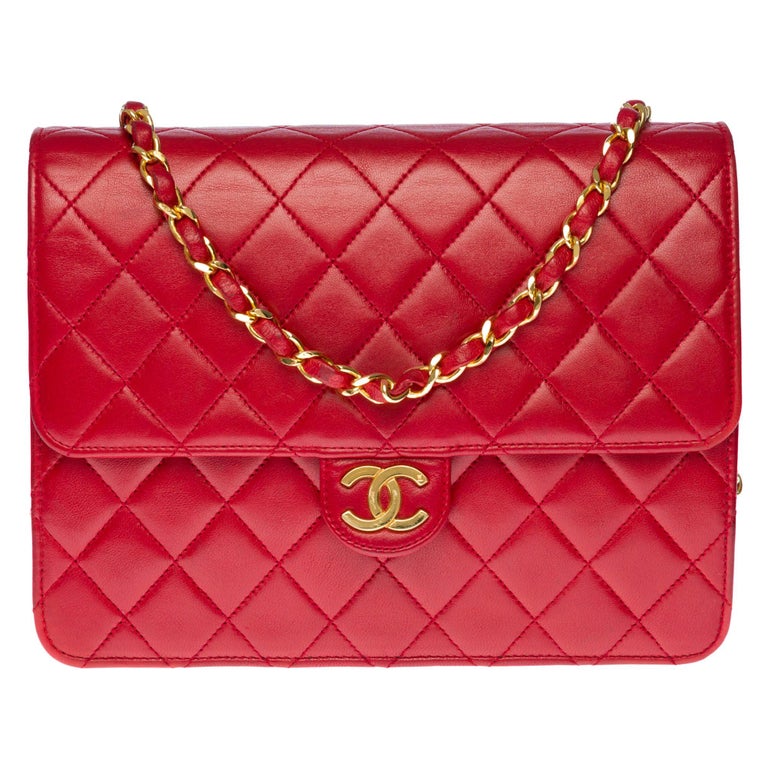 Chanel Classic 22cm shoulder bag in Red quilted lambskin and gold ...