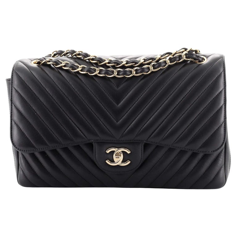 Sac à double rabat classique Chanel en cuir d'agneau à chevrons Jumbo En vente sur 1stDibs
