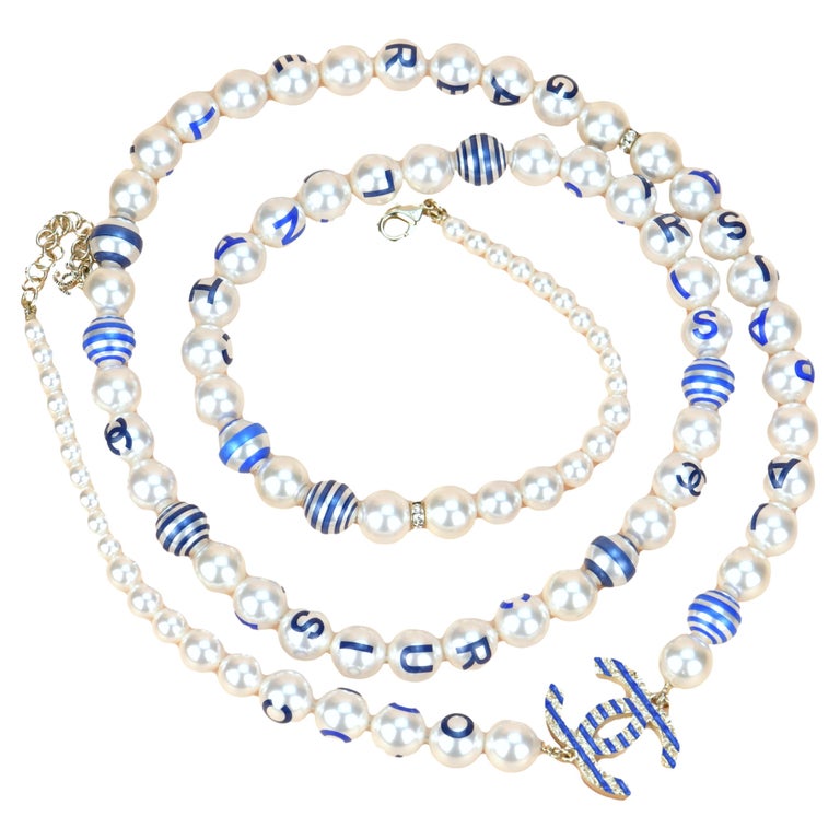 Chanel Croisire 2019 Collier perle peinte logo Coco im Angebot bei 1stDibs