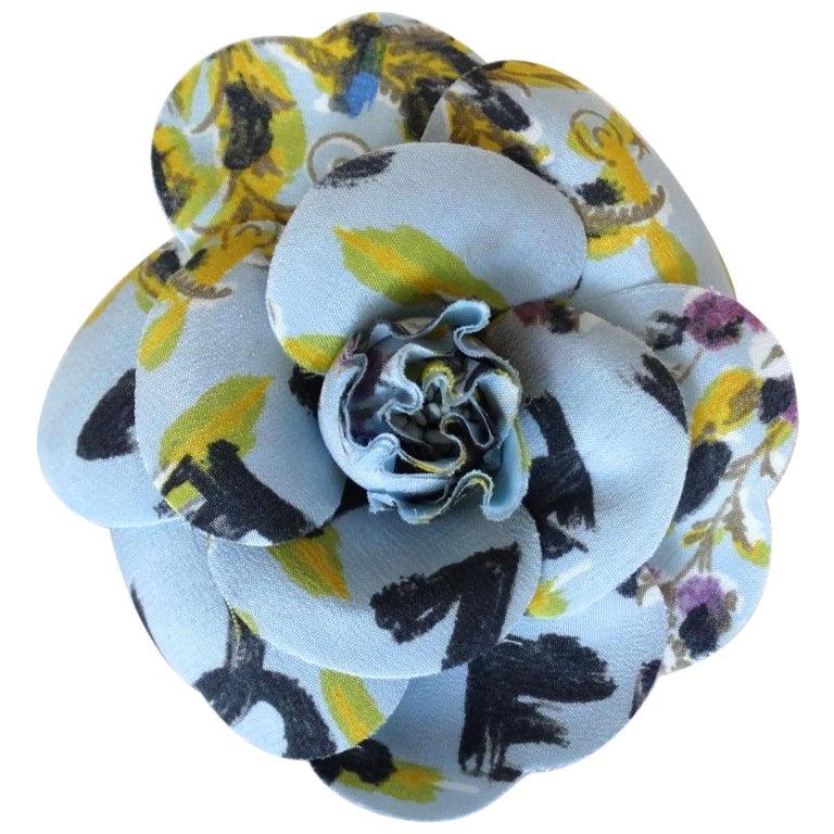 CHANEL CC Brooch set with Bicolor Pearls at 1stDibs | cc broach, chanel ...