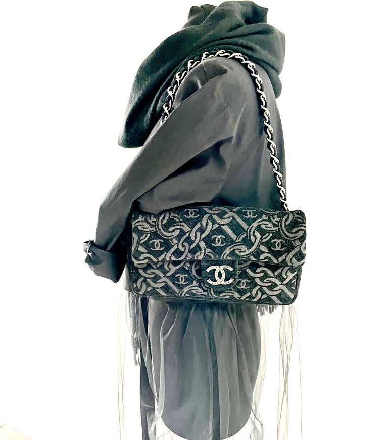 Chanel evening bag made of black jacquard fabric, woven Chanel chain ...