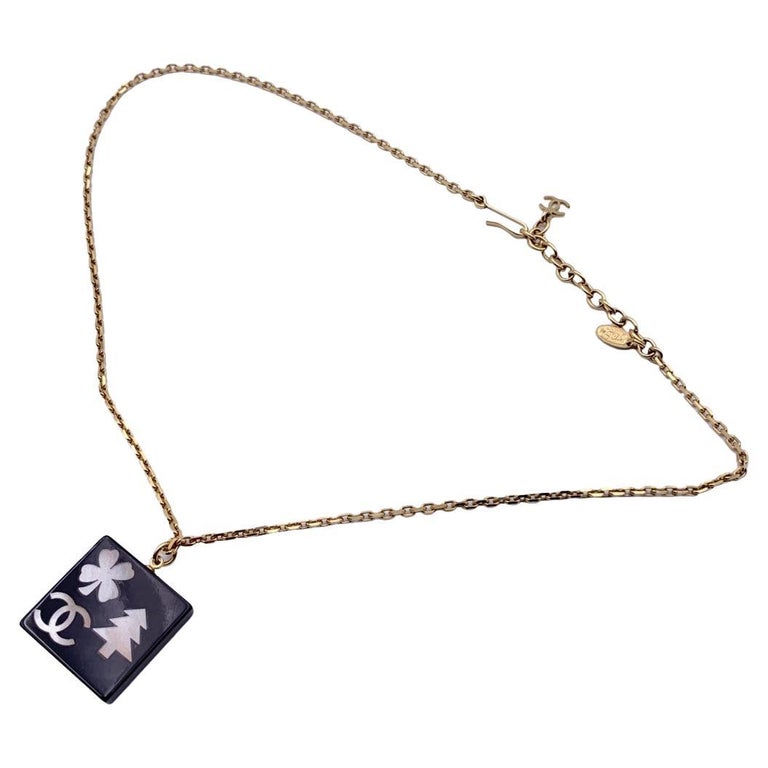 Chanel, collier à chaîne en métal doré avec pendentif carré en lucite ...