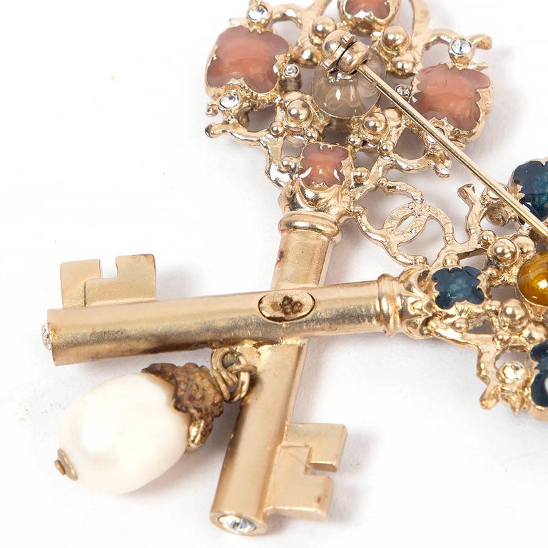 CHANEL gold-tone metal and GLASS BEADS 2017 17A COSMOPOLITE KEYS Brooch ...