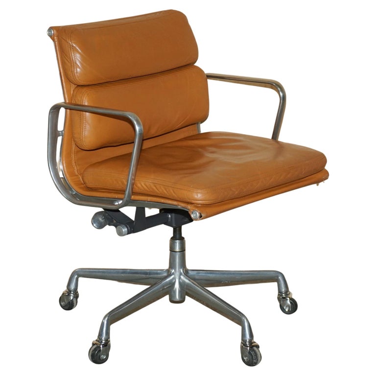 Chaise de bureau à dossier en cuir cognac Herman Miller Eames EA217 ...