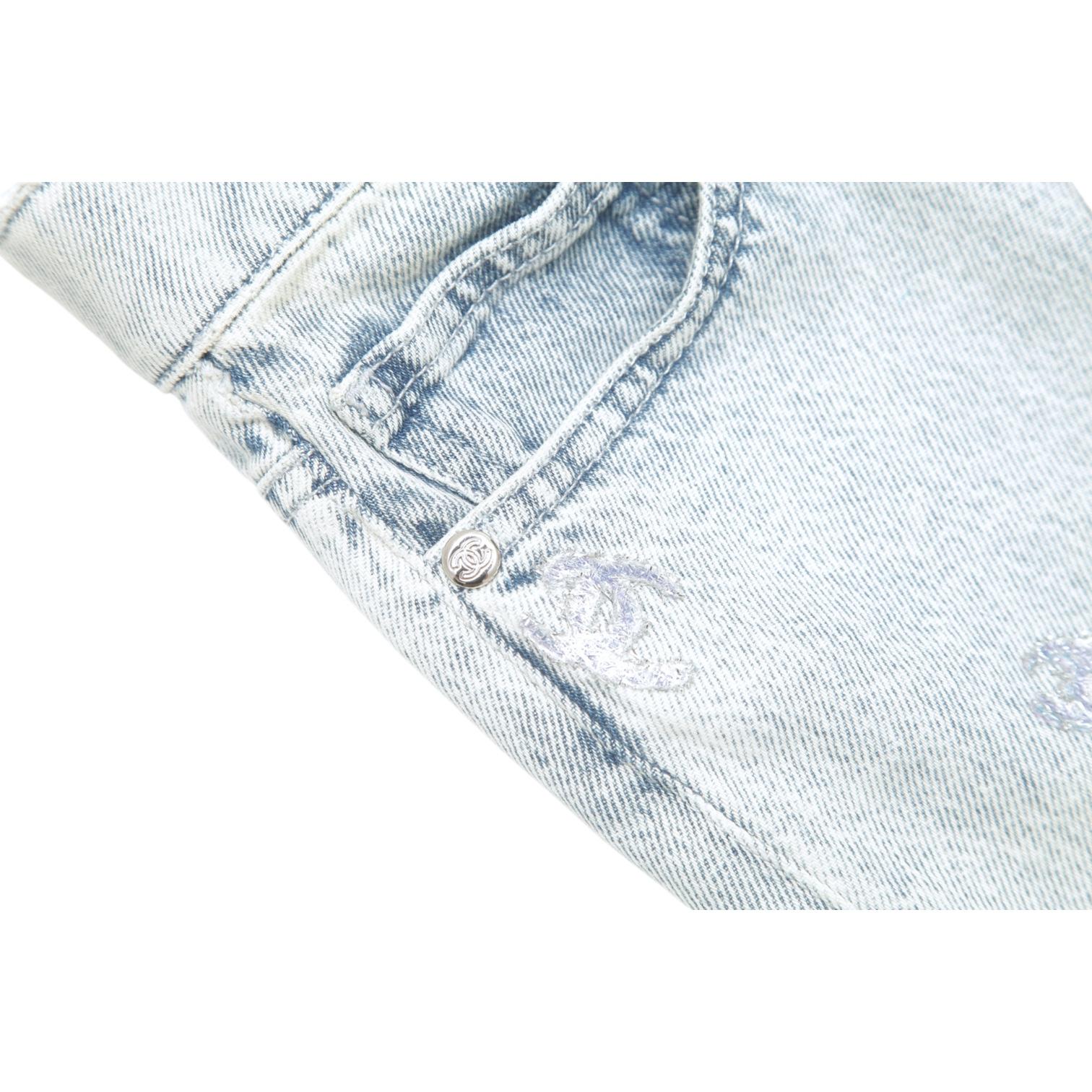 CHANEL Jeans Denim Light Blue Skinny Leg CC Silver High Rise CHANEL Jeans Denim Light Blue Skinny Leg CC Silver High Rise