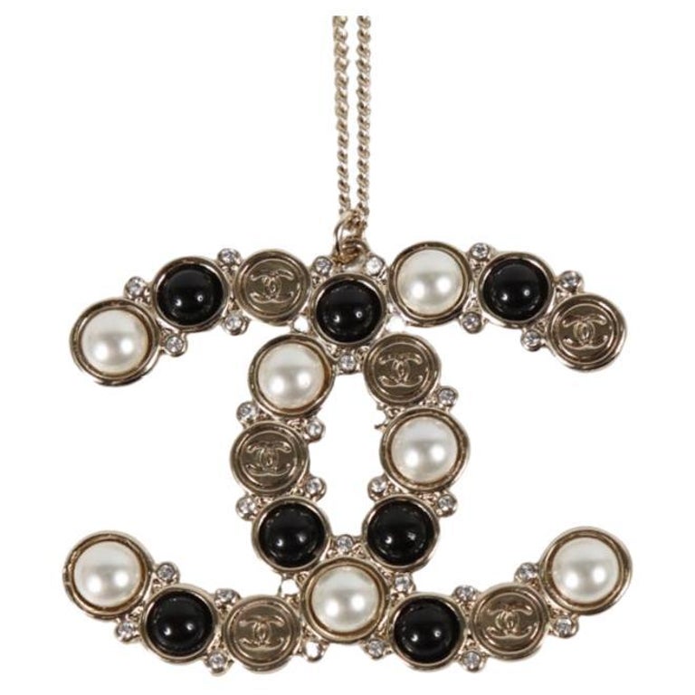 CHANEL Collier CC grand format En vente sur 1stDibs