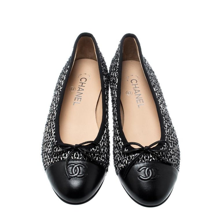 Chanel Monochrome Tweed Fabric And Leather CC Cap Toe Bow Ballet Flats Size 40 For Sale at 1stDibs