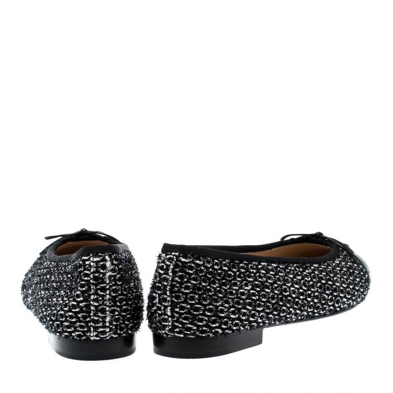 Chanel Monochrome Tweed Fabric And Leather CC Cap Toe Bow Ballet Flats Size 40 For Sale at 1stDibs