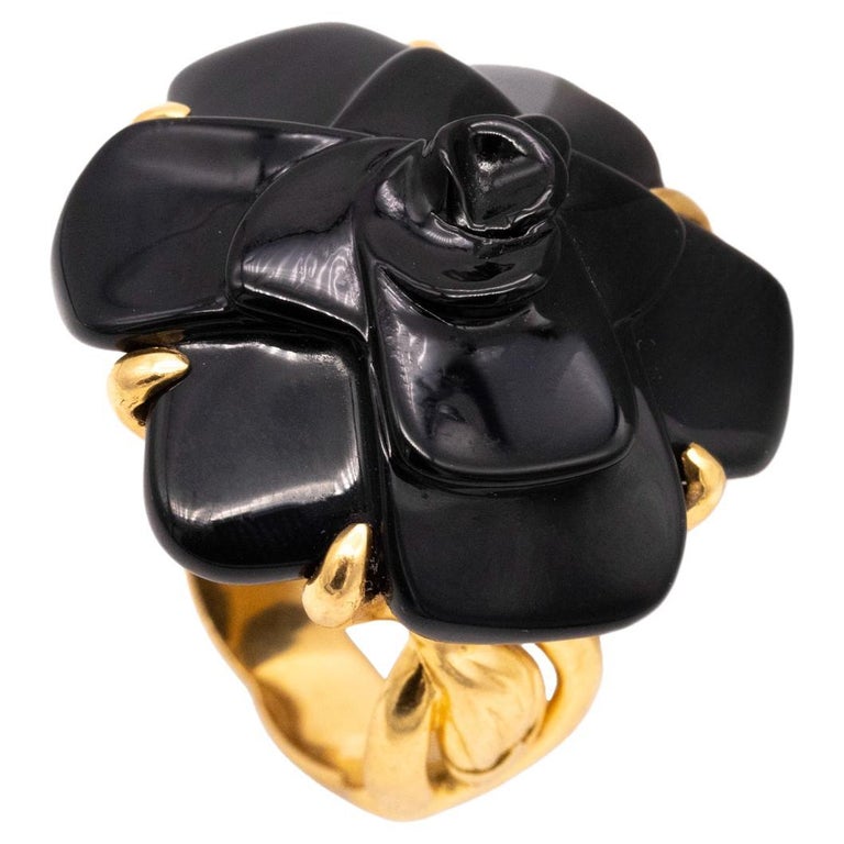 Chanel Paris Bague fleur de camlia en or jaune 18 carats avec onyx noir ...