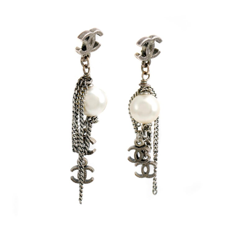 Chanel Pearl Dripping Chains CC Earrings For Sale at 1stDibs