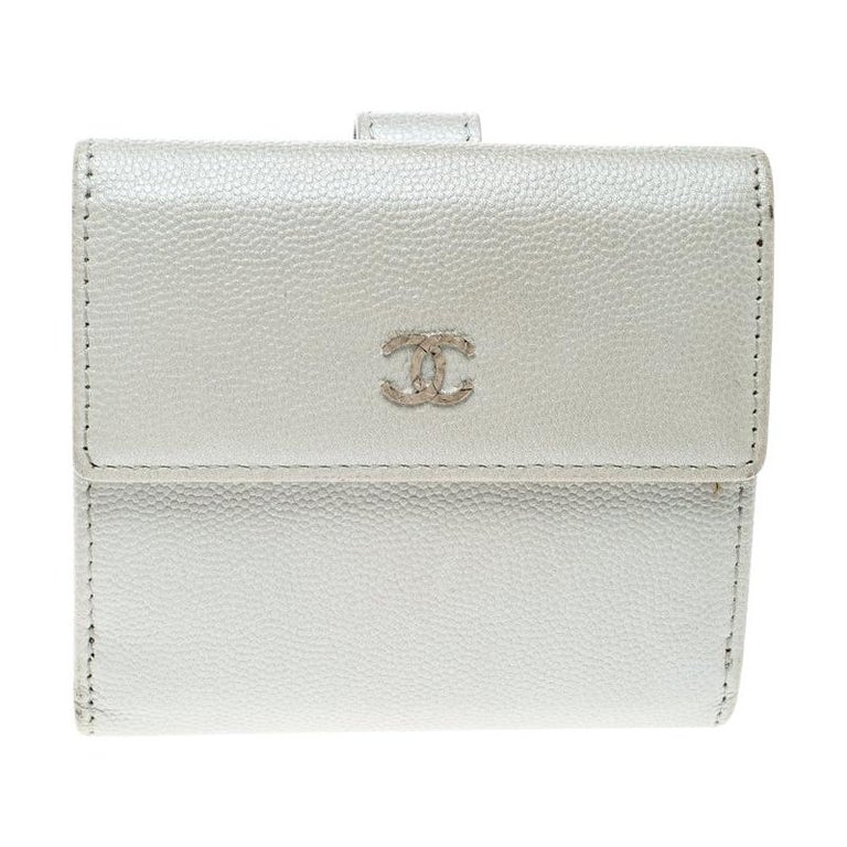Chanel Pearl White Pebbled Leather Compact Wallet For Sale at 1stDibs
