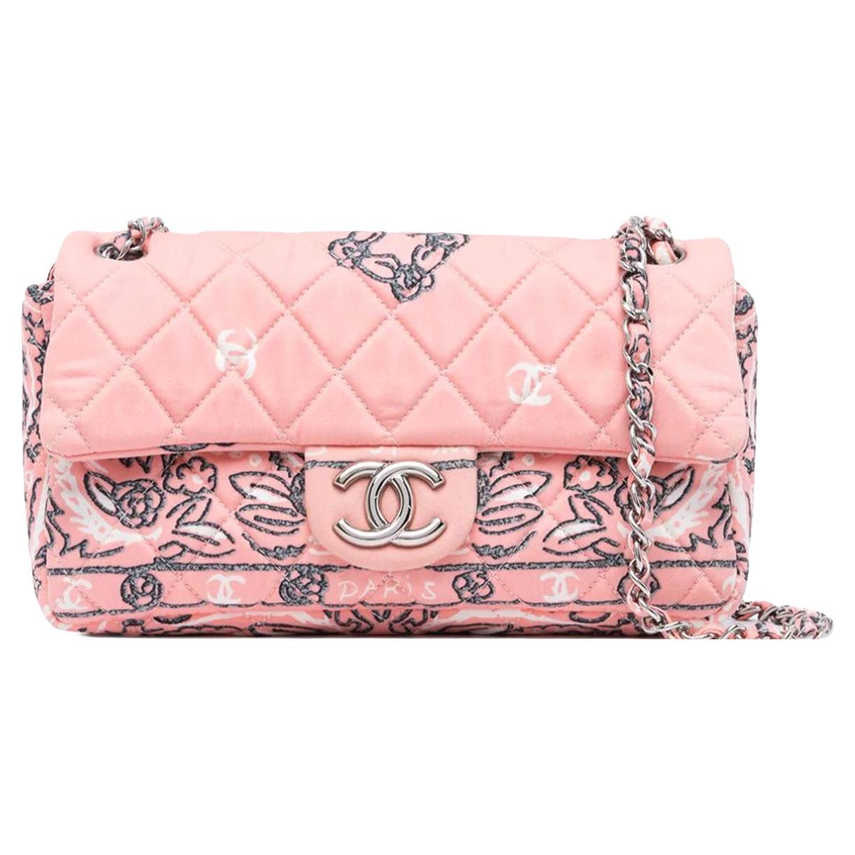 Chanel Bolso clásico acolchado con solapa y estampado de flores rosa en ...