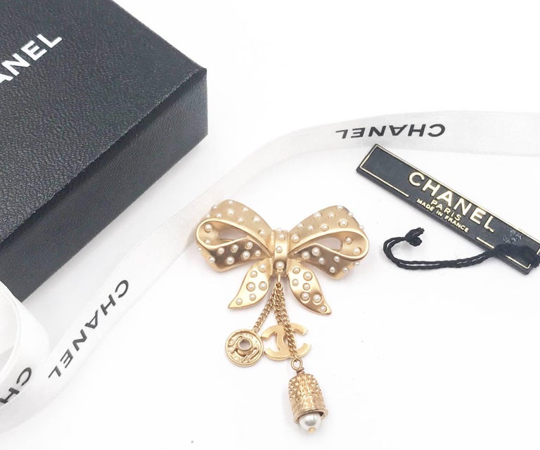 Chanel Rare Vintage Gold Plated Bow Pearl Thimble Snap Brooch For Sale ...
