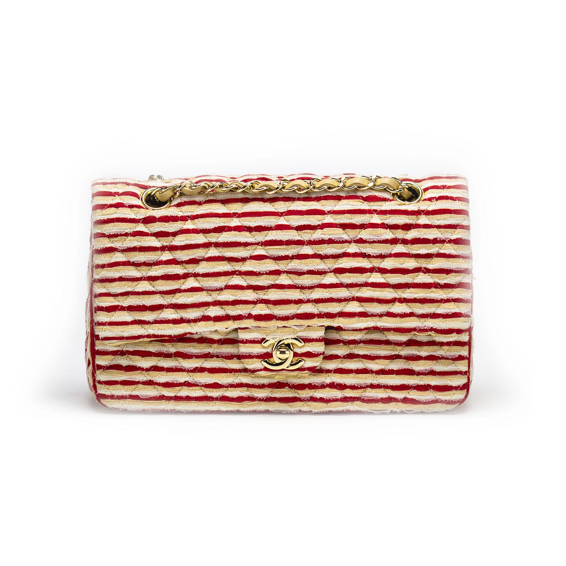 Bolso Chanel Rojo y Beige Clásico Mediano con Doble Solapa y Rayas en venta en 1stDibs