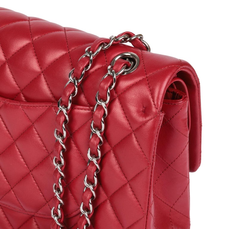 CHANEL Rote klassische Tasche aus gestepptem Lammfell mit doppelter ...