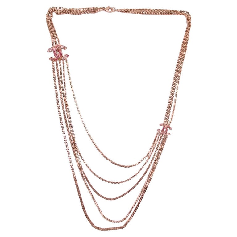 Chanel Collier multi-chaînes torsadé CC en or rose et cristal rose ...