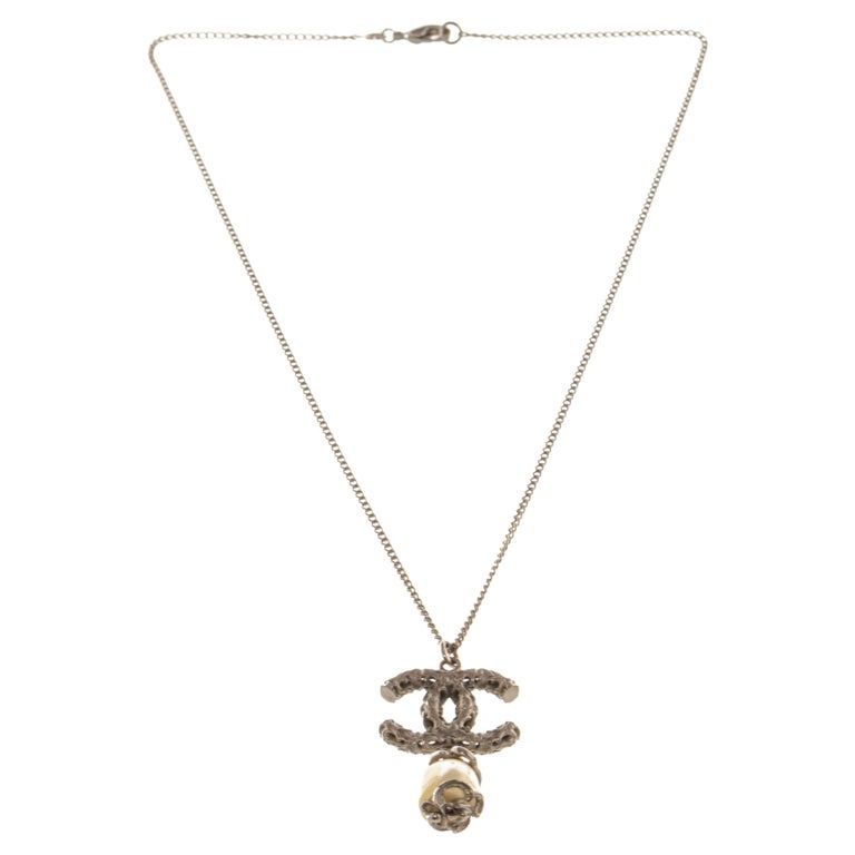 Chanel, collier goutte en argent avec logo CC et perles En vente sur ...