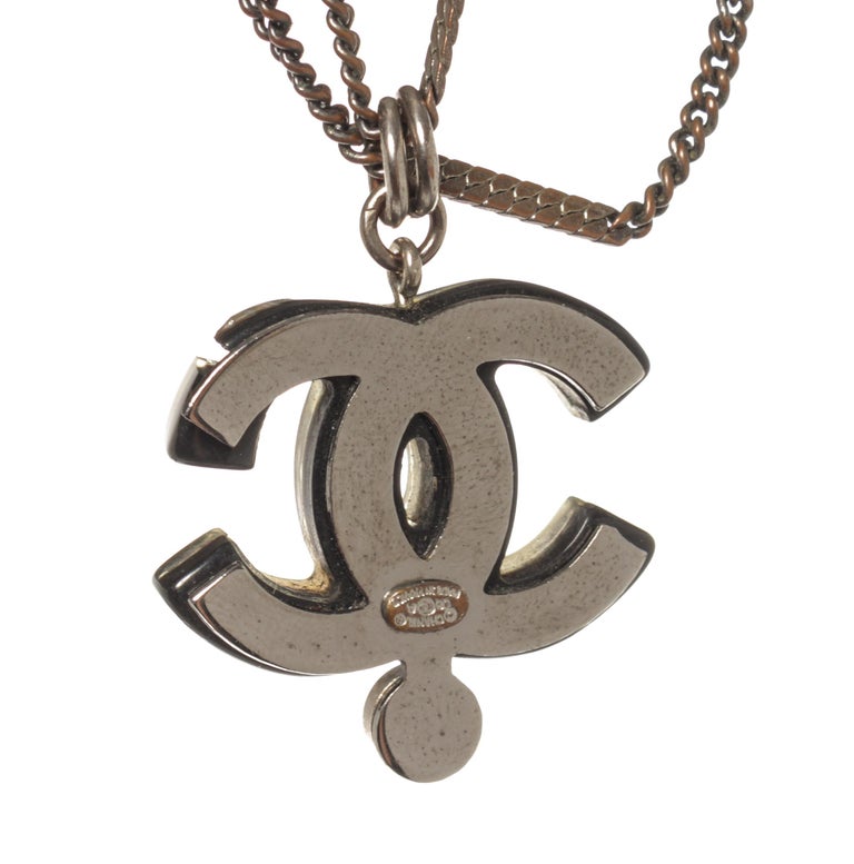 Chanel Silver Double Chain Pearl CC Pendant Necklace For Sale at 1stDibs
