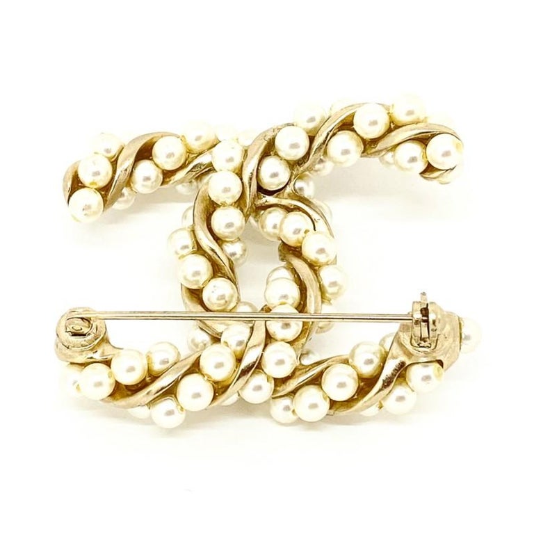 CHANEL Twisted Pearl Brooch at 1stDibs | chanel pearl brooch