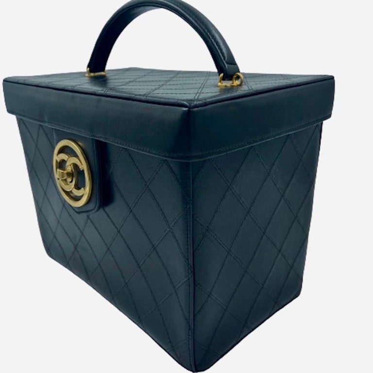 CHANEL Vanity Case Vintage in Black Lambskin For Sale at 1stDibs