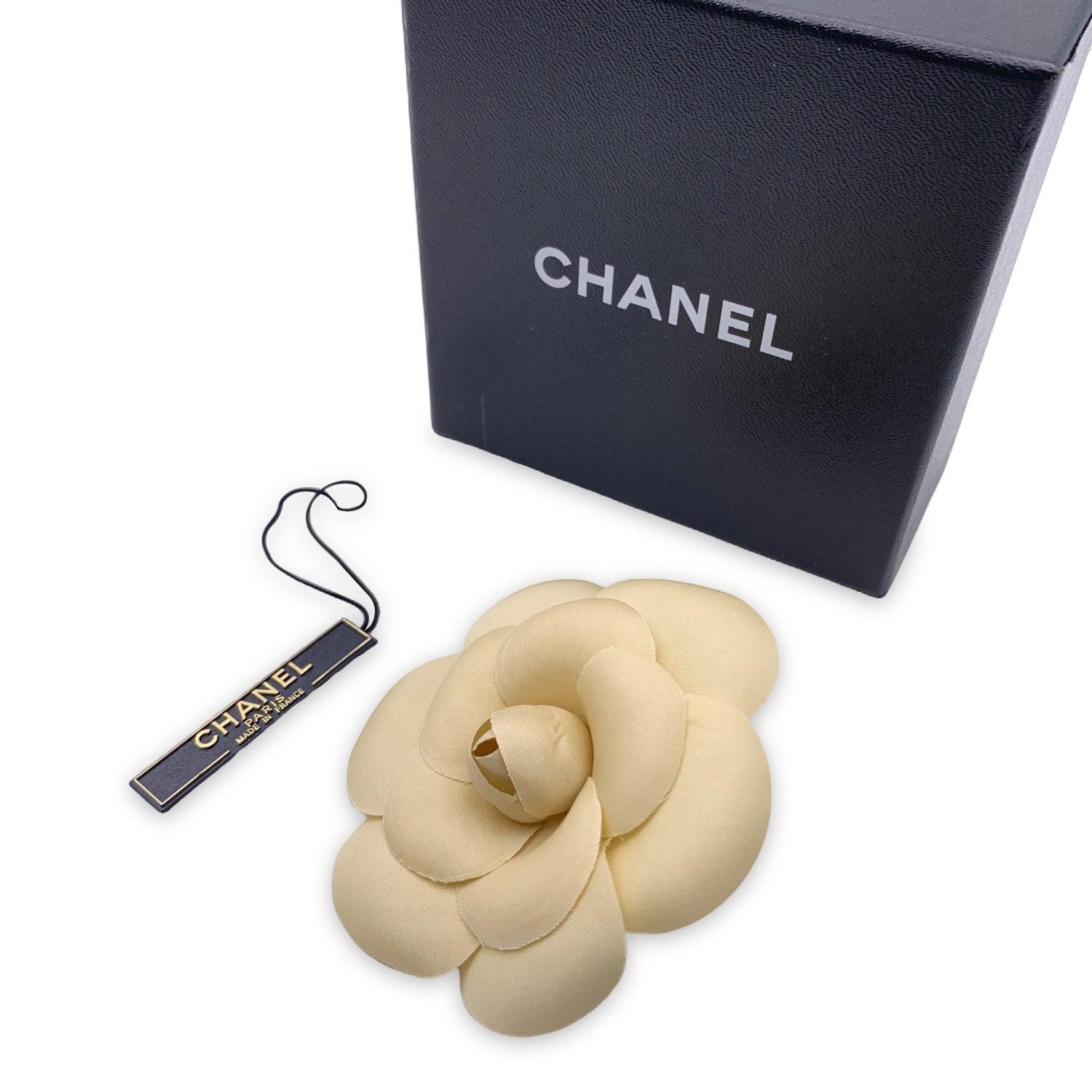 Chanel Vintage Beige Fabric Camelia Flower Camellia Pin Brooch For Sale ...