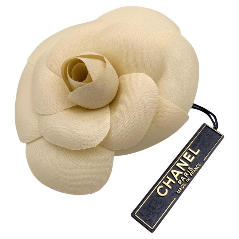 Chanel Broche vintage en tissu beige avec fleur de camélia et épingle ...