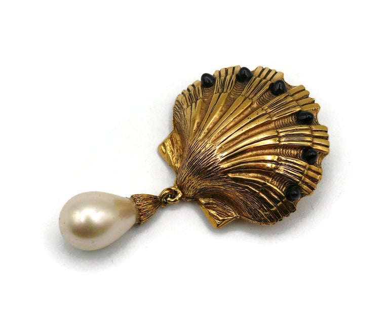 CHANEL Vintage Clam Shell Brooch For Sale at 1stDibs