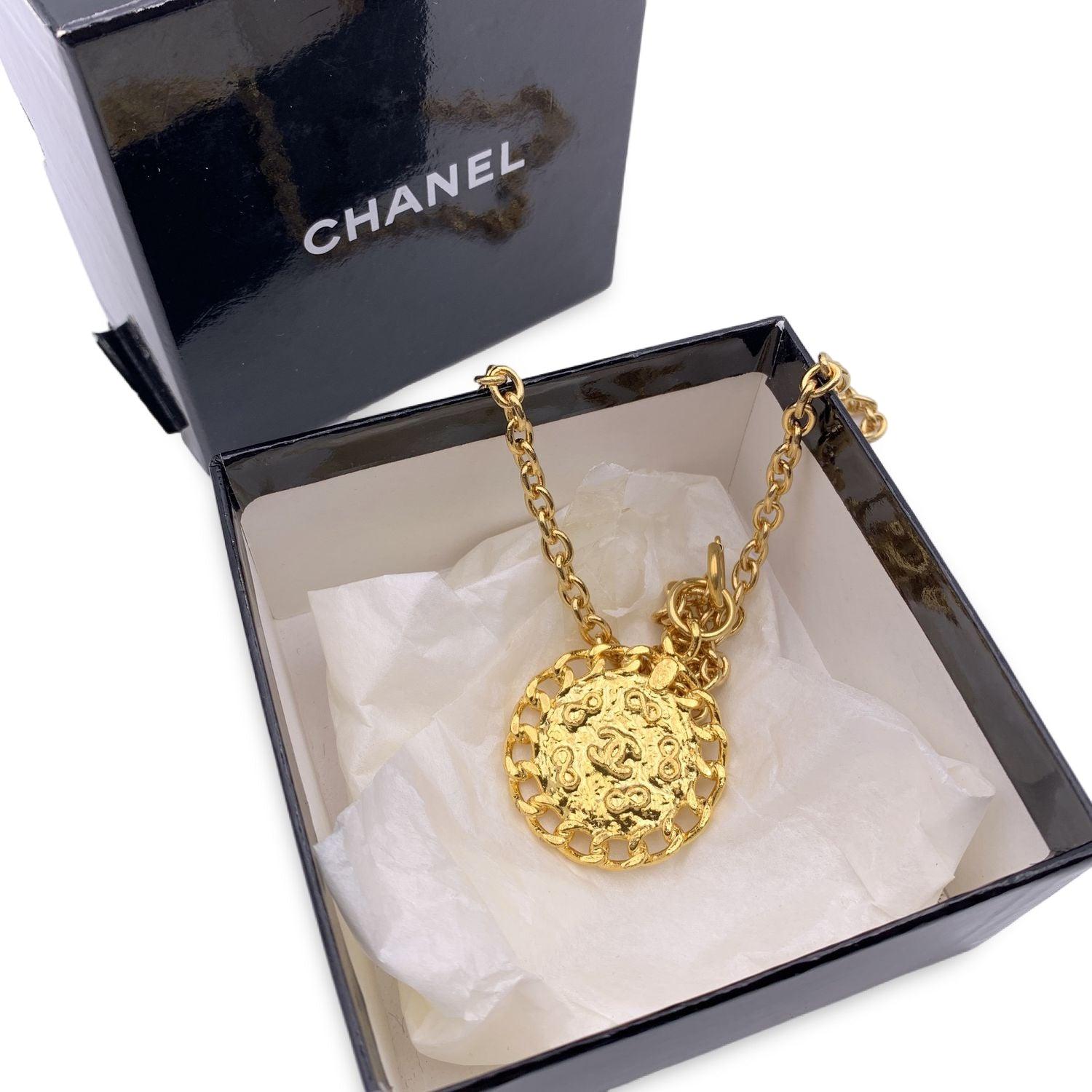 Chanel Vintage Gold Metal Chain Necklace CC Logo Medallion For Sale at ...