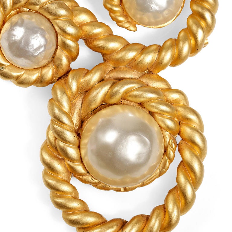 Chanel Vintage Gold Swirling Rope and Pearl Pin For Sale at 1stDibs