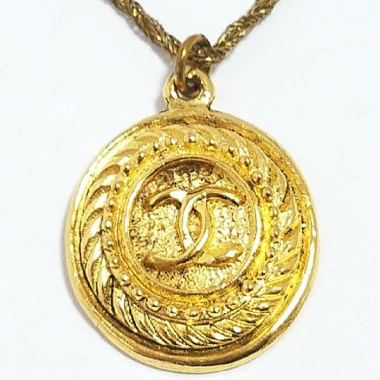 Chanel, collier pendentif en métal doré vintage avec pièce de monnaie ...