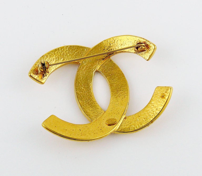 Chanel Vintage Gold Toned Ribbed CC Brooch at 1stDibs