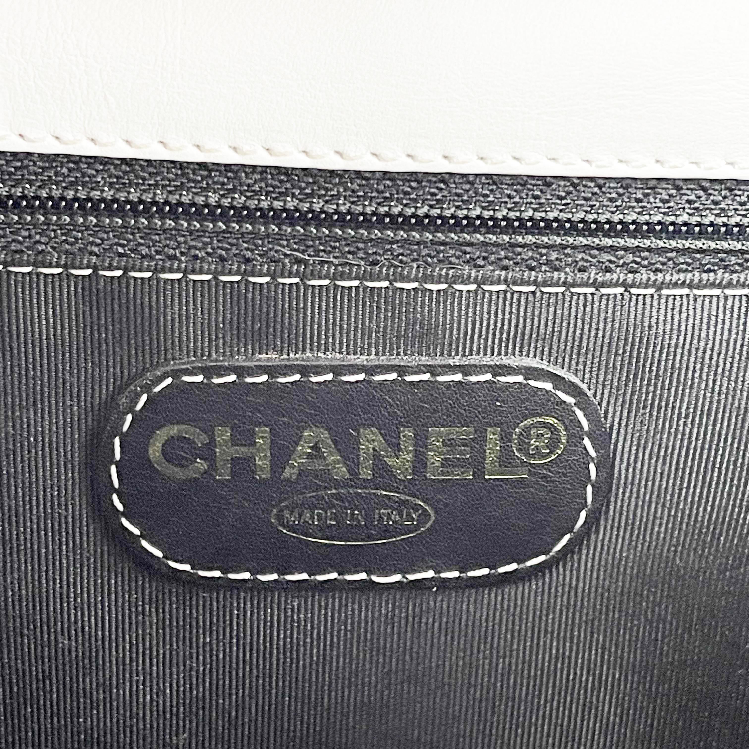 CHANEL Vintage Medium Classic Flap CC Lock White / Black Messenger Bag ...