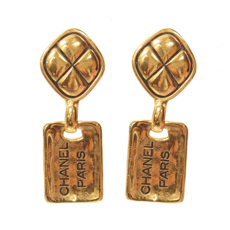 CHANEL Vintage PARIS name plate gold tone quilted statement clip on ...
