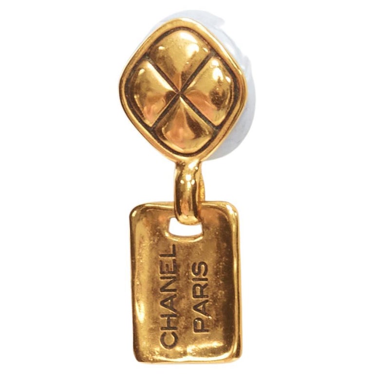 CHANEL Vintage PARIS name plate gold tone quilted statement clip on ...