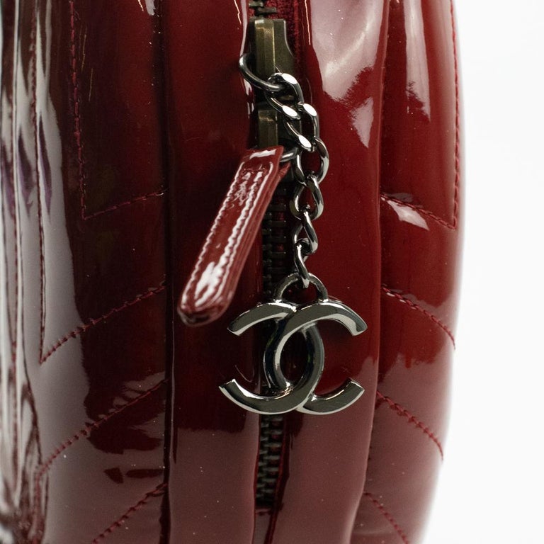 CHANEL, Vintage Rond en cuir verni rouge For Sale at 1stDibs