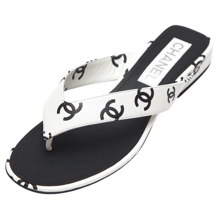 CHANEL White Lambskin Leather Slide Thong Sandals Black CC Logo Sz 38 ...